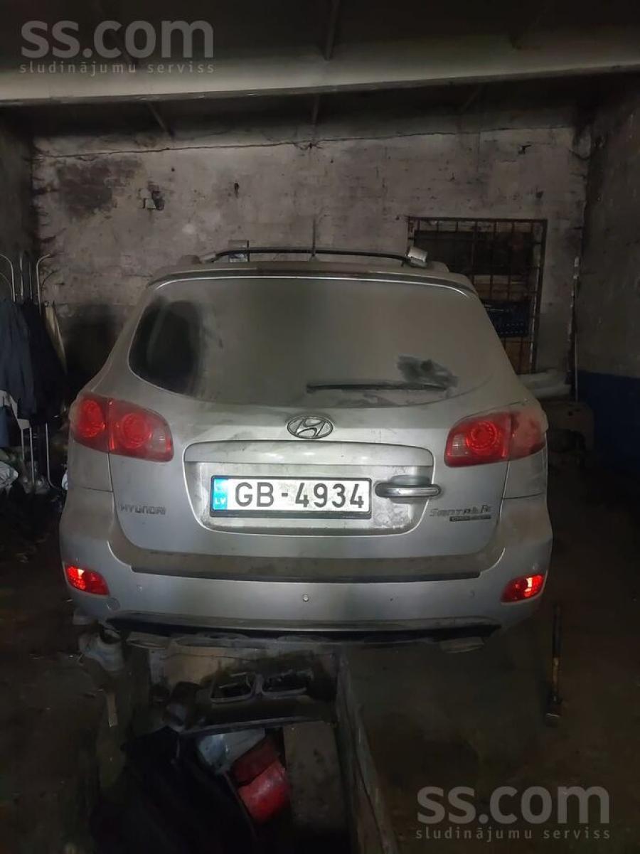 Pelēks Hyundai Santa Fe 2006 Rīga, ar dzinēja tilpumu 2.20 L un nobraukumu 165 tūkst. km par 1590 €, foto 5 vietnē AUTOMOTO.COM.LV