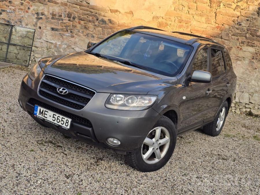 Grey Hyundai Santa Fe 2006 in Cesis, with an engine capacity of 2.20 L and mileage of 294 thousand km for 3000 €, photo 1 on AUTOMOTO.COM.LV