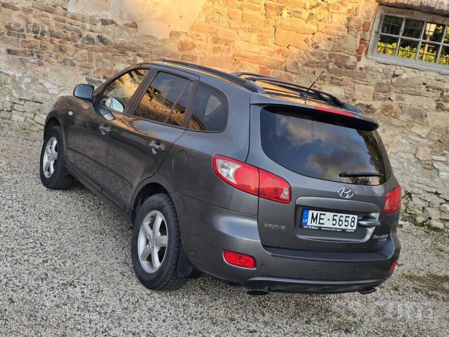 Grey Hyundai Santa Fe 2006 in Cesis, with an engine capacity of 2.20 L and mileage of 294 thousand km for 3000 €, photo 3 on AUTOMOTO.COM.LV