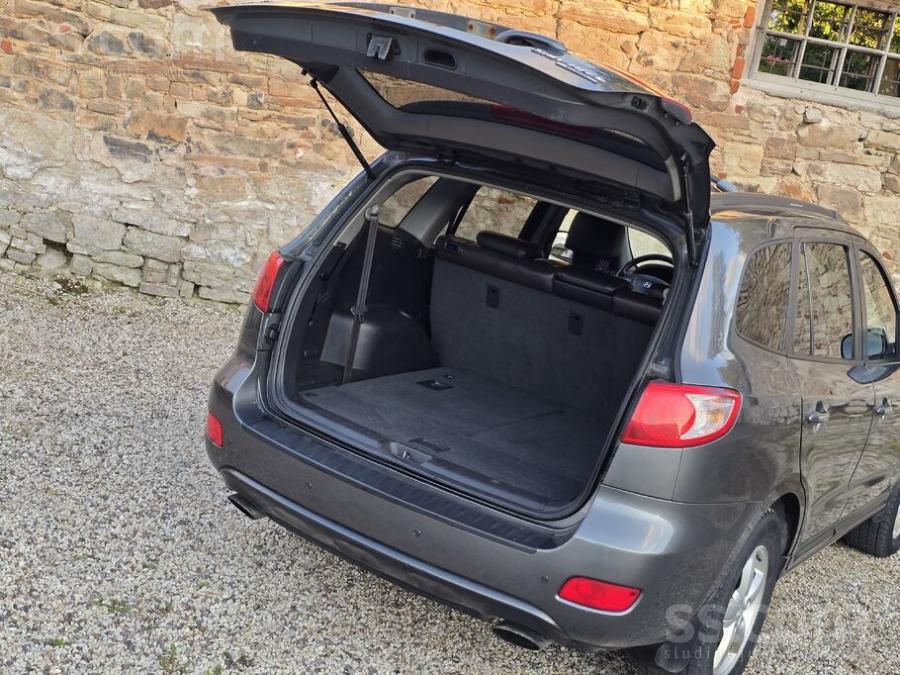 Grey Hyundai Santa Fe 2006 in Cesis, with an engine capacity of 2.20 L and mileage of 294 thousand km for 3000 €, photo 6 on AUTOMOTO.COM.LV