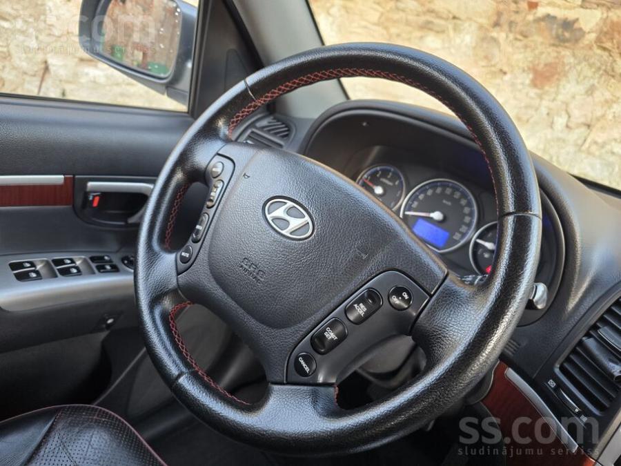 Grey Hyundai Santa Fe 2006 in Cesis, with an engine capacity of 2.20 L and mileage of 294 thousand km for 3000 €, photo 12 on AUTOMOTO.COM.LV