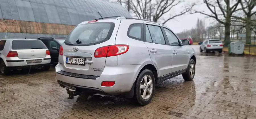Pelēks Hyundai Santa Fe 2006 Valmiera, ar dzinēja tilpumu 2.20 L un nobraukumu 343 tūkst. km par 2500 €, foto 4 vietnē AUTOMOTO.COM.LV