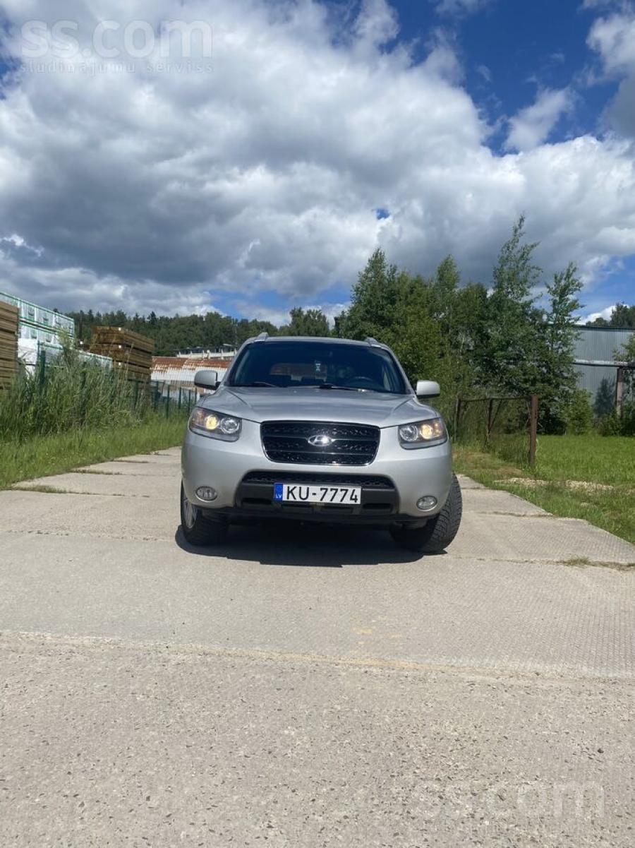 Grey Hyundai Santa Fe 2006 in Ogre, with an engine capacity of 2.20 L and mileage of 321 thousand km for 3200 €, photo 1 on AUTOMOTO.COM.LV
