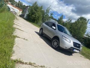 Grey Hyundai Santa Fe 2006 in Ogre, with an engine capacity of 2.20 L and mileage of 321 thousand km for 3200 €, photo 3 on AUTOMOTO.COM.LV