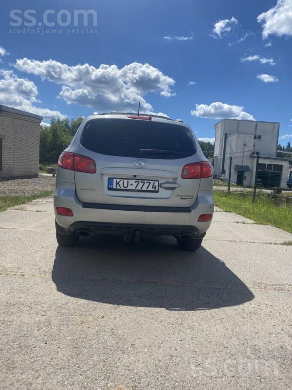 Grey Hyundai Santa Fe 2006 in Ogre, with an engine capacity of 2.20 L and mileage of 321 thousand km for 3200 €, photo 3 on AUTOMOTO.COM.LV