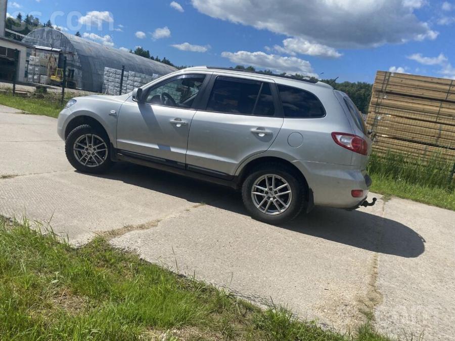 Grey Hyundai Santa Fe 2006 in Ogre, with an engine capacity of 2.20 L and mileage of 321 thousand km for 3200 €, photo 5 on AUTOMOTO.COM.LV