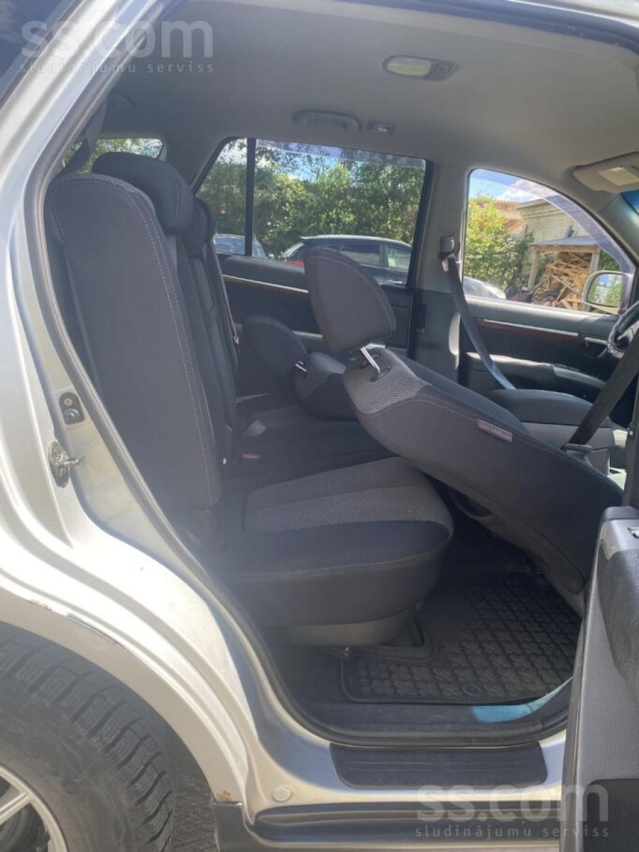 Grey Hyundai Santa Fe 2006 in Ogre, with an engine capacity of 2.20 L and mileage of 321 thousand km for 3200 €, photo 8 on AUTOMOTO.COM.LV
