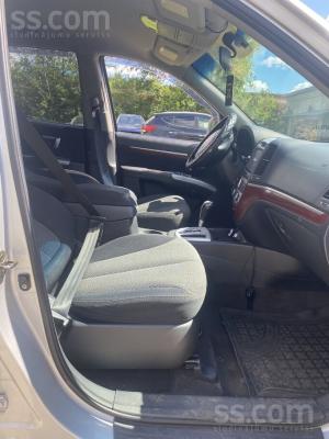 Grey Hyundai Santa Fe 2006 in Ogre, with an engine capacity of 2.20 L and mileage of 321 thousand km for 3200 €, photo 9 on AUTOMOTO.COM.LV