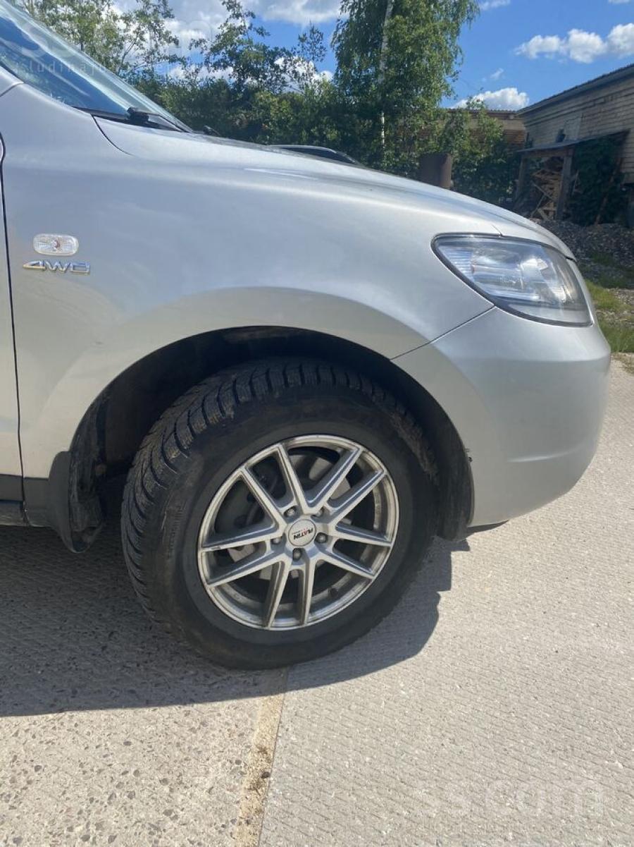 Grey Hyundai Santa Fe 2006 in Ogre, with an engine capacity of 2.20 L and mileage of 321 thousand km for 3200 €, photo 11 on AUTOMOTO.COM.LV