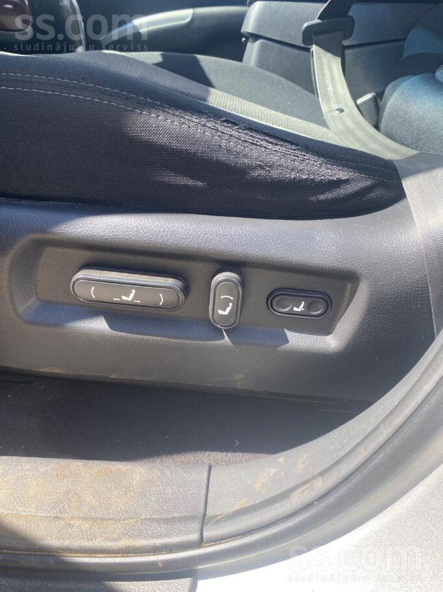 Grey Hyundai Santa Fe 2006 in Ogre, with an engine capacity of 2.20 L and mileage of 321 thousand km for 3200 €, photo 13 on AUTOMOTO.COM.LV