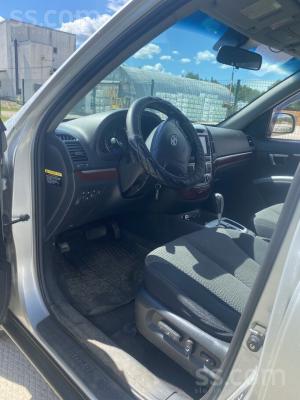 Grey Hyundai Santa Fe 2006 in Ogre, with an engine capacity of 2.20 L and mileage of 321 thousand km for 3200 €, photo 14 on AUTOMOTO.COM.LV