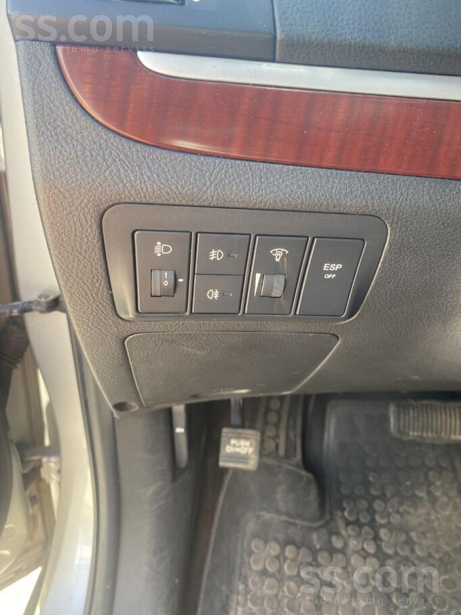 Grey Hyundai Santa Fe 2006 in Ogre, with an engine capacity of 2.20 L and mileage of 321 thousand km for 3200 €, photo 16 on AUTOMOTO.COM.LV