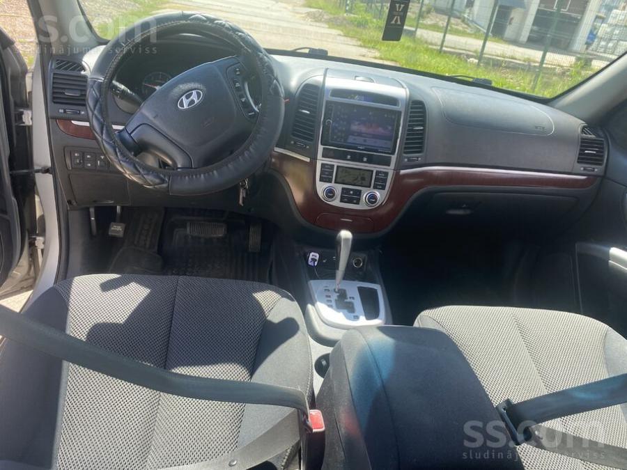 Grey Hyundai Santa Fe 2006 in Ogre, with an engine capacity of 2.20 L and mileage of 321 thousand km for 3200 €, photo 17 on AUTOMOTO.COM.LV