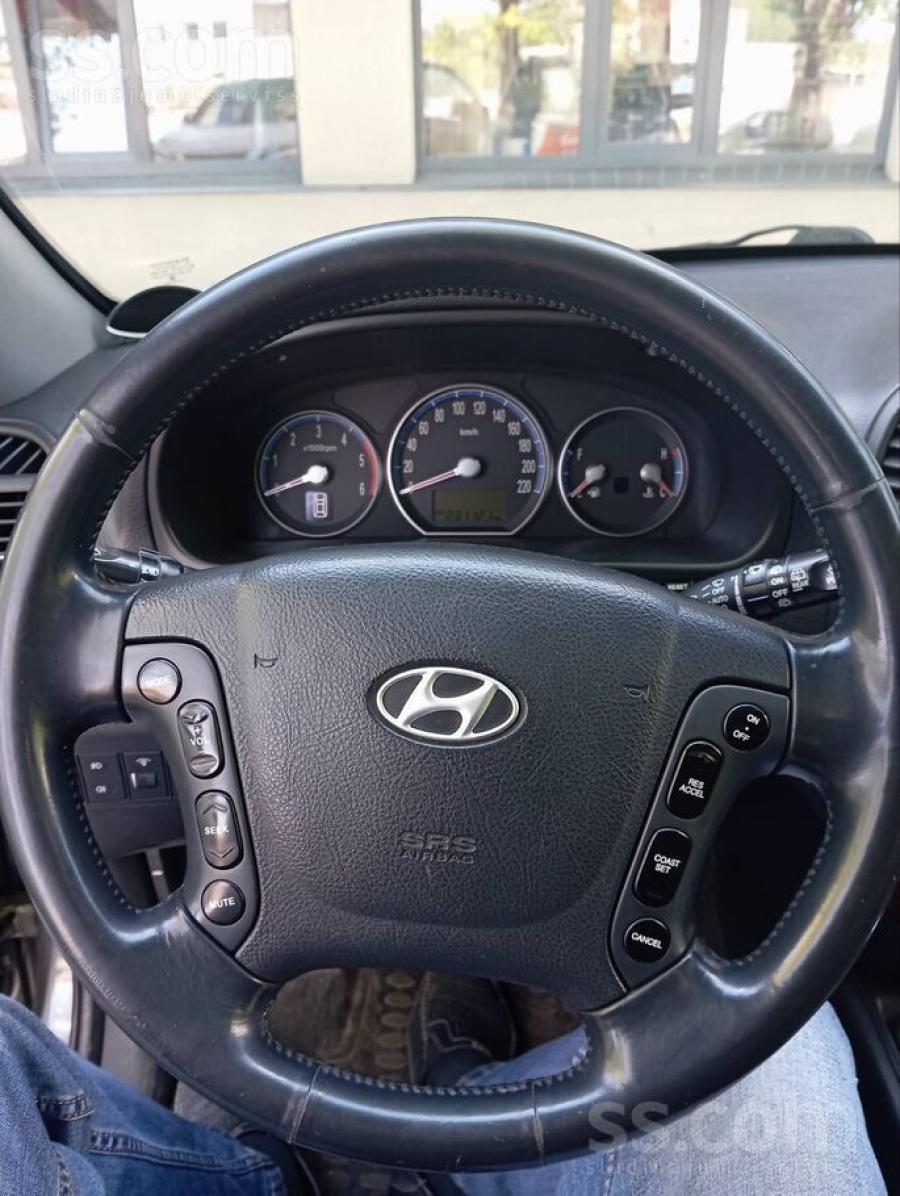 Grey Hyundai Santa Fe 2006 in Riga, with an engine capacity of 2.20 L and mileage of 231 thousand km for 1000 €, photo 5 on AUTOMOTO.COM.LV