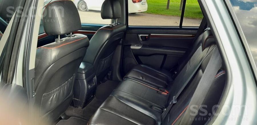 Pelēks Hyundai Santa Fe 2006 Daugavpils, ar dzinēja tilpumu 2.20 L un nobraukumu 267 tūkst. km par 3450 €, foto 9 vietnē AUTOMOTO.COM.LV