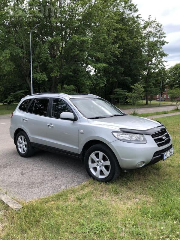 Grey Hyundai Santa Fe 2006 in Liepaja, with an engine capacity of 2.20 L and mileage of 293 thousand km for 5200 €, photo 2 on AUTOMOTO.COM.LV