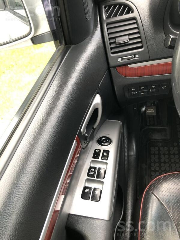 Grey Hyundai Santa Fe 2006 in Liepaja, with an engine capacity of 2.20 L and mileage of 293 thousand km for 5200 €, photo 3 on AUTOMOTO.COM.LV