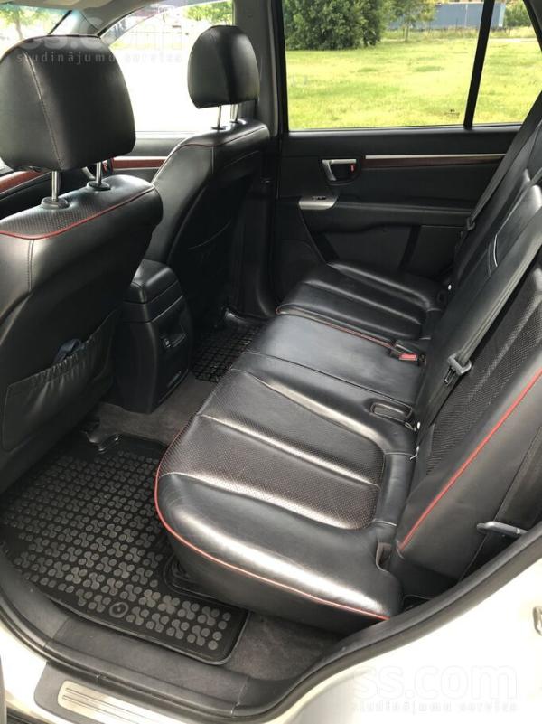 Grey Hyundai Santa Fe 2006 in Liepaja, with an engine capacity of 2.20 L and mileage of 293 thousand km for 5200 €, photo 5 on AUTOMOTO.COM.LV
