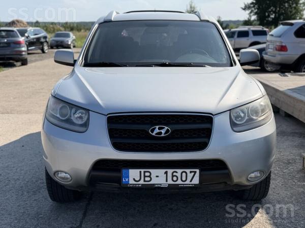 Grey Hyundai Santa Fe 2006 in Riga, with an engine capacity of 2.20 L and mileage of 293 thousand km for 1890 €, photo 2 on AUTOMOTO.COM.LV