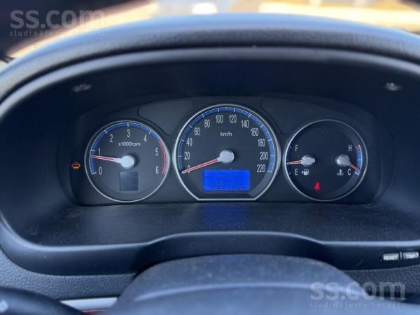 Grey Hyundai Santa Fe 2006 in Riga, with an engine capacity of 2.20 L and mileage of 293 thousand km for 1890 €, photo 7 on AUTOMOTO.COM.LV