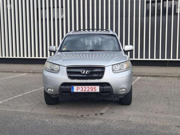 Grey Hyundai Santa Fe 2006 in Vilnius, with an engine capacity of 2.19 L and mileage of 302 thousand km for 2399 €, photo 2 on AUTOMOTO.COM.LV