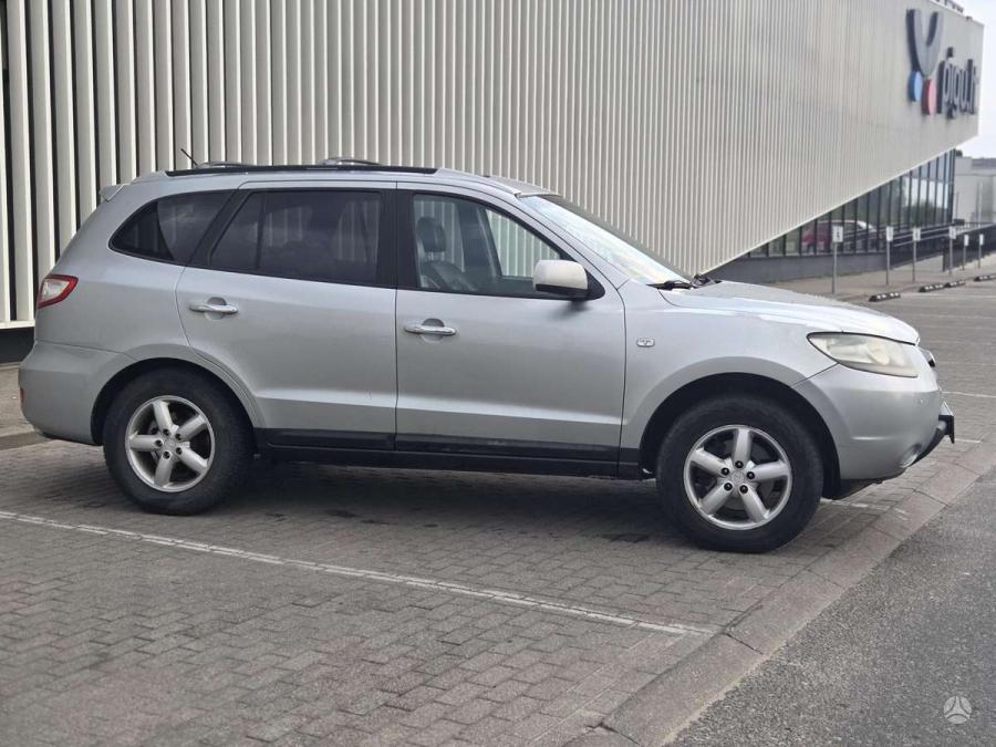 Pelēks Hyundai Santa Fe 2006 Viļņa, ar dzinēja tilpumu 2.19 L un nobraukumu 302 tūkst. km par 2399 €, foto 5 vietnē AUTOMOTO.COM.LV