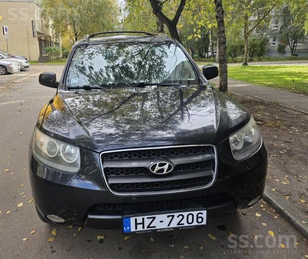 Grey Hyundai Santa Fe 2006 in Riga, with an engine capacity of 2.20 L and mileage of 299 thousand km for 1500 €, photo 1 on AUTOMOTO.COM.LV