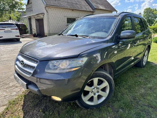 Grey Hyundai Santa Fe 2006 in Raseiniai, with an engine capacity of 2.19 L and mileage of 250 thousand km for 4200 €, photo 1 on AUTOMOTO.COM.LV