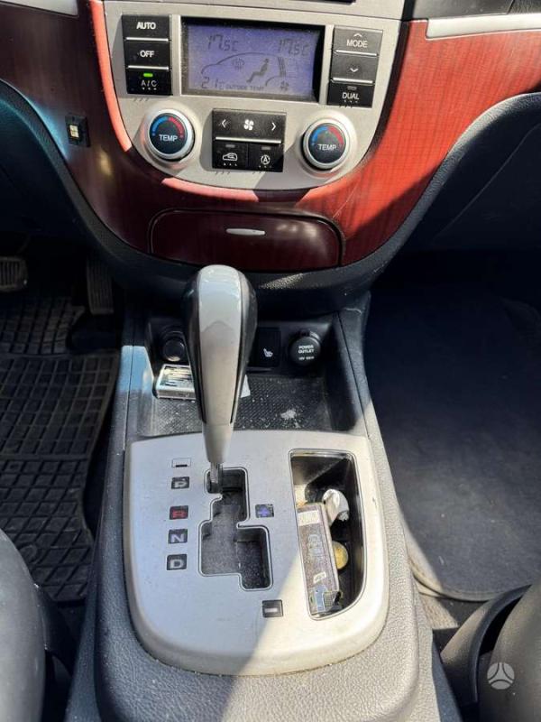 Grey Hyundai Santa Fe 2006 in Raseiniai, with an engine capacity of 2.19 L and mileage of 250 thousand km for 4200 €, photo 9 on AUTOMOTO.COM.LV