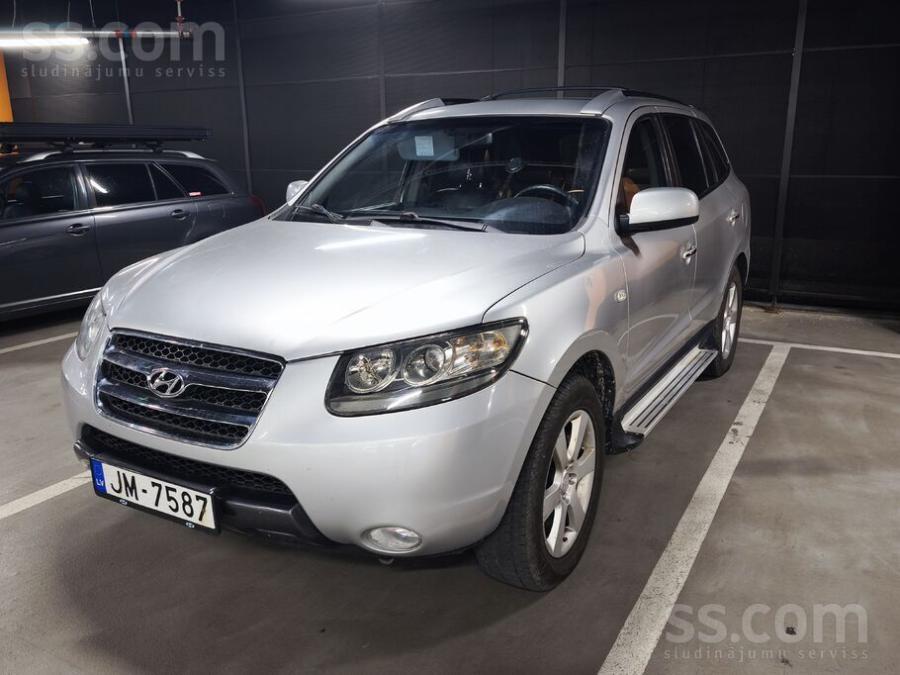 Grey Hyundai Santa Fe 2006 in Riga, with an engine capacity of 2.20 L and mileage of 280 thousand km for 3500 €, photo 1 on AUTOMOTO.COM.LV