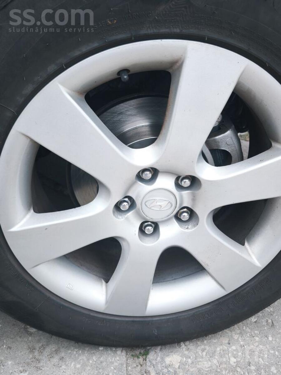 Grey Hyundai Santa Fe 2006 in Riga, with an engine capacity of 2.20 L and mileage of 280 thousand km for 3500 €, photo 4 on AUTOMOTO.COM.LV