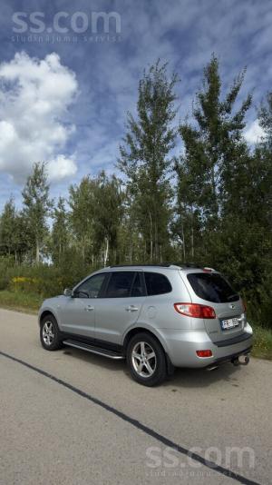 Grey Hyundai Santa Fe 2006 in Riga, with an engine capacity of 2.20 L and mileage of 275 thousand km for 2800 €, photo 3 on AUTOMOTO.COM.LV