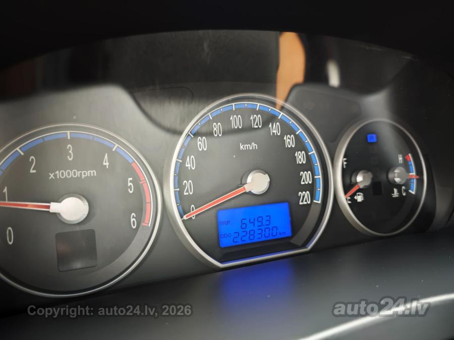 Grey Hyundai Santa Fe 2006 in Tallinn, with an engine capacity of 2.20 L and mileage of 228 thousand km for 3500 €, photo 11 on AUTOMOTO.COM.LV