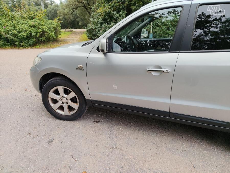 Grey Hyundai Santa Fe 2006 in Utena, with an engine capacity of 2.20 L and mileage of 334 thousand km for 2500 €, photo 13 on AUTOMOTO.COM.LV