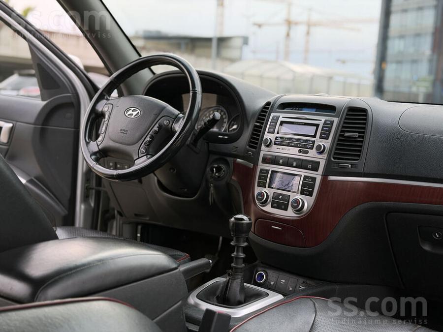 Pelēks Hyundai Santa Fe 2006 Rīga, ar dzinēja tilpumu 2.20 L un nobraukumu 289 tūkst. km par 2750 €, foto 18 vietnē AUTOMOTO.COM.LV