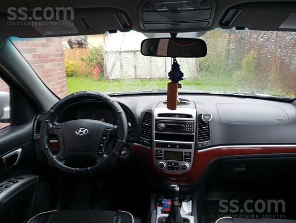 Grey Hyundai Santa Fe 2006 in Rezekne, with an engine capacity of 2.70 L and mileage of 387 thousand km for 3000 €, photo 4 on AUTOMOTO.COM.LV