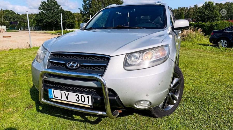 Grey Hyundai Santa Fe 2006 in Taurage, with an engine capacity of 2.20 L and mileage of 354 thousand km for 3000 €, photo 1 on AUTOMOTO.COM.LV
