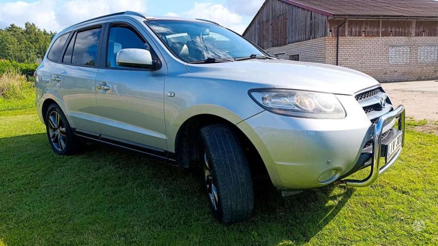 Grey Hyundai Santa Fe 2006 in Taurage, with an engine capacity of 2.20 L and mileage of 354 thousand km for 3000 €, photo 9 on AUTOMOTO.COM.LV