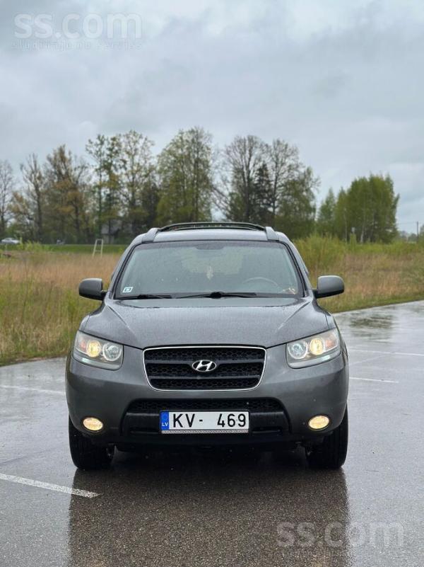 Grey Hyundai Santa Fe 2007 in Ogre, with an engine capacity of 2.20 L and mileage of 297 thousand km for 4000 €, photo 1 on AUTOMOTO.COM.LV
