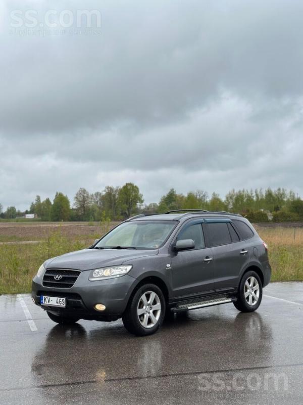 Grey Hyundai Santa Fe 2007 in Ogre, with an engine capacity of 2.20 L and mileage of 297 thousand km for 4000 €, photo 2 on AUTOMOTO.COM.LV