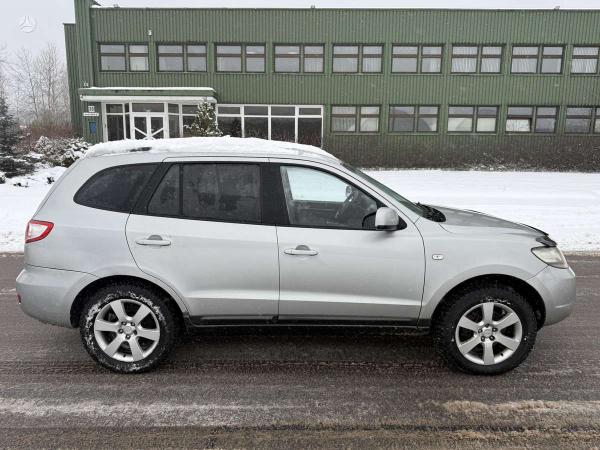 Grey Hyundai Santa Fe 2007 in Vilnius, with an engine capacity of 2.19 L and mileage of 378 thousand km for 1950 €, photo 4 on AUTOMOTO.COM.LV
