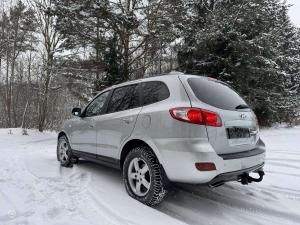 Grey Hyundai Santa Fe 2007 in Utena, with an engine capacity of 2.19 L and mileage of 215 thousand km for 4200 €, photo 2 on AUTOMOTO.COM.LV