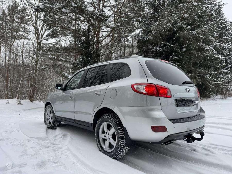 Grey Hyundai Santa Fe 2007 in Utena, with an engine capacity of 2.19 L and mileage of 215 thousand km for 4200 €, photo 2 on AUTOMOTO.COM.LV