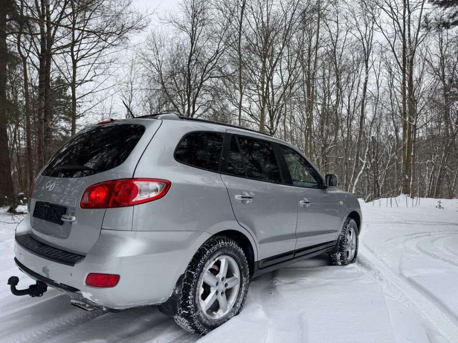 Grey Hyundai Santa Fe 2007 in Utena, with an engine capacity of 2.19 L and mileage of 215 thousand km for 4200 €, photo 23 on AUTOMOTO.COM.LV