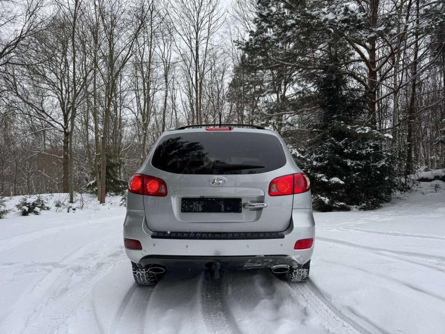 Grey Hyundai Santa Fe 2007 in Utena, with an engine capacity of 2.19 L and mileage of 215 thousand km for 4200 €, photo 30 on AUTOMOTO.COM.LV