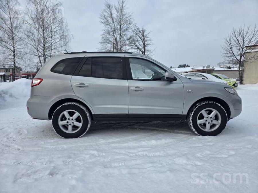 Grey Hyundai Santa Fe 2007 in Rezekne, with an engine capacity of 2.20 L and mileage of 0 thousand km for 4290 €, photo 2 on AUTOMOTO.COM.LV