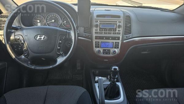 Pelēks Hyundai Santa Fe 2007 Rīga, ar dzinēja tilpumu 2.20 L un nobraukumu 295 tūkst. km par 3450 €, foto 5 vietnē AUTOMOTO.COM.LV