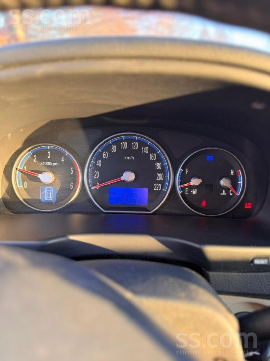 Pelēks Hyundai Santa Fe 2007 Rīga, ar dzinēja tilpumu 2.20 L un nobraukumu 251 tūkst. km par 3000 €, foto 5 vietnē AUTOMOTO.COM.LV