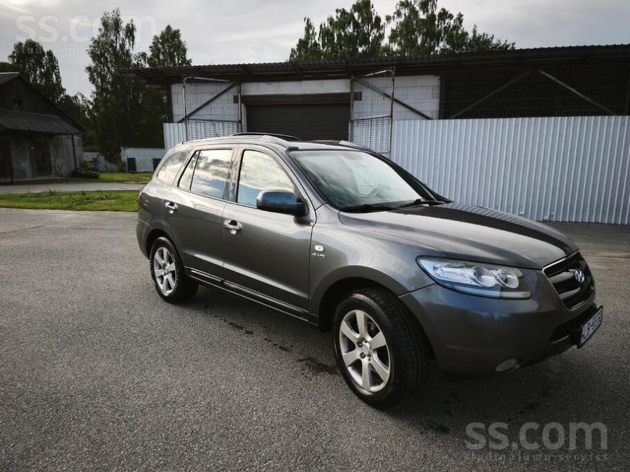 Grey Hyundai Santa Fe 2007 in Preili, with an engine capacity of 2.20 L and mileage of 315 thousand km for 3500 €, photo 1 on AUTOMOTO.COM.LV