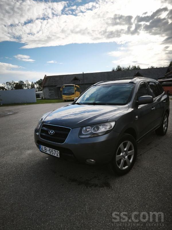 Grey Hyundai Santa Fe 2007 in Preili, with an engine capacity of 2.20 L and mileage of 315 thousand km for 3500 €, photo 2 on AUTOMOTO.COM.LV